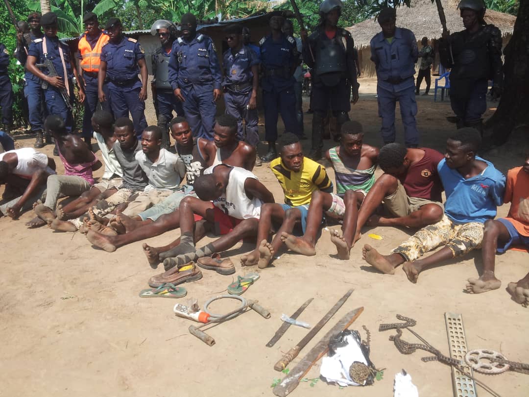 Kwilu : Une vingtaine de jeunes “kulunas” arrêtés et transférés par la ...