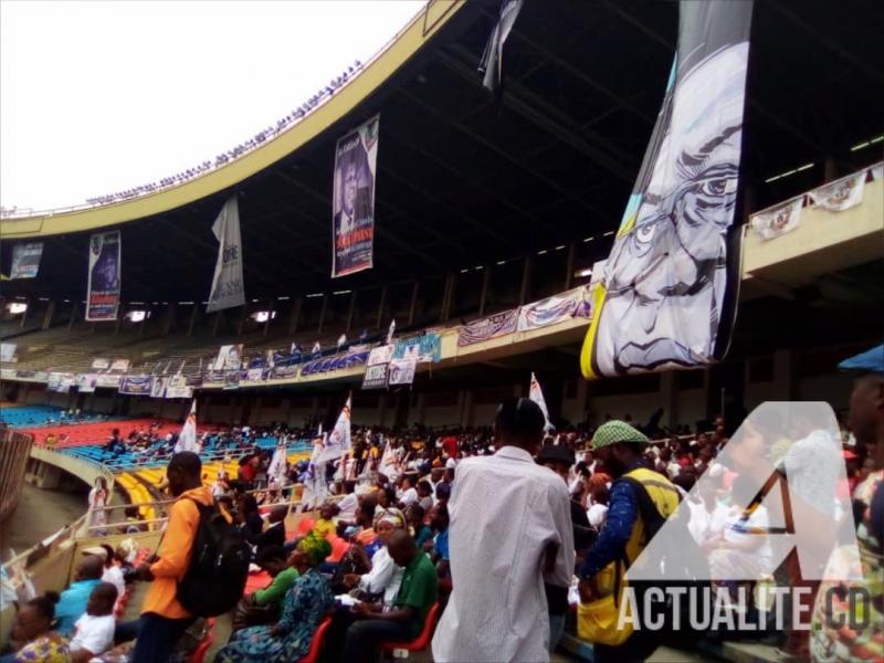 Au stade des Martyrs, les banderoles de Ngoyi Kasanji en hommage à E ...