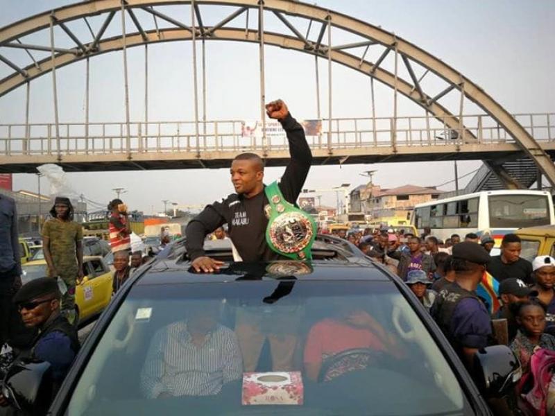 Boxe: le champion du monde Ilunga Makabu est arrivé à Kinshasa ...