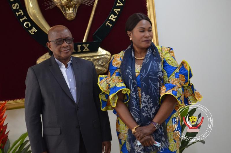 Lualaba : Bruno Miteyo a remis symboliquement au Gouverneur Fifi Masuka ...