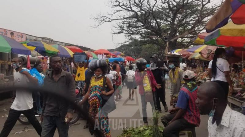 Kinshasa : comment les vendeurs du grand marché « Zando » se protègent ...