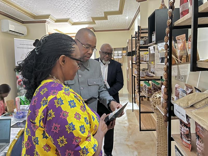 RDC-AGOA : le DG de l'ANAPEX visite le showroom des produits congolais ...
