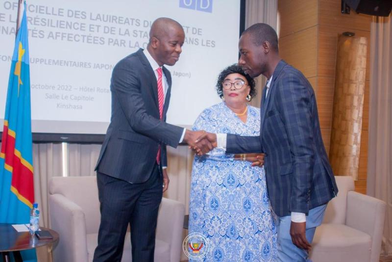 RDC: le ministre de la Jeunesse prime 20 jeunes entrepreneurs congolais ...