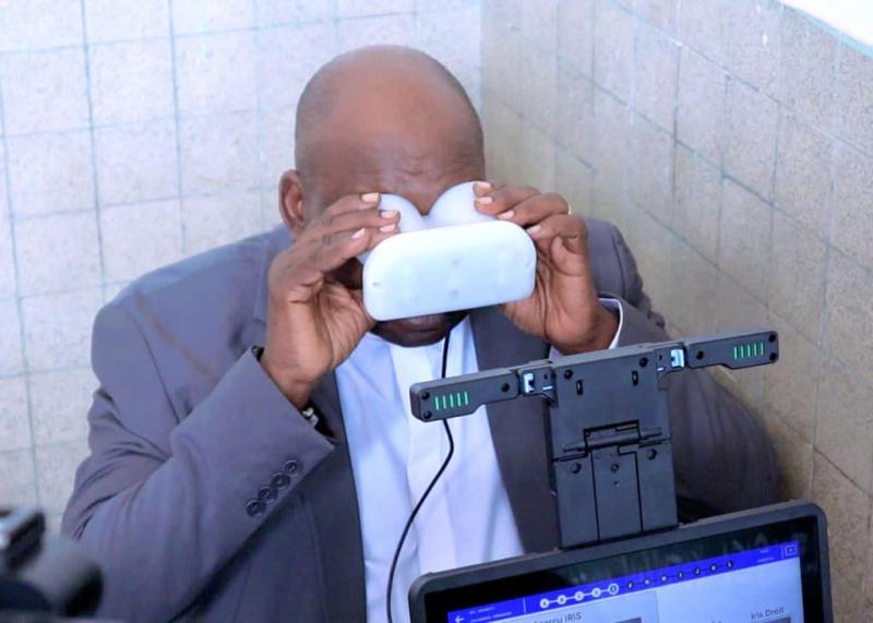 Kinshasa : en prenant sa carte, le représentant légal de l'ECC ...