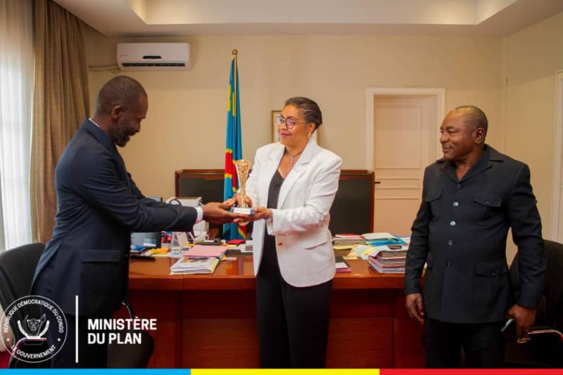 RDC-Climat des affaires : l'ANAPI présente à Judith Suminwa Tuluka son trophée de meilleure ...